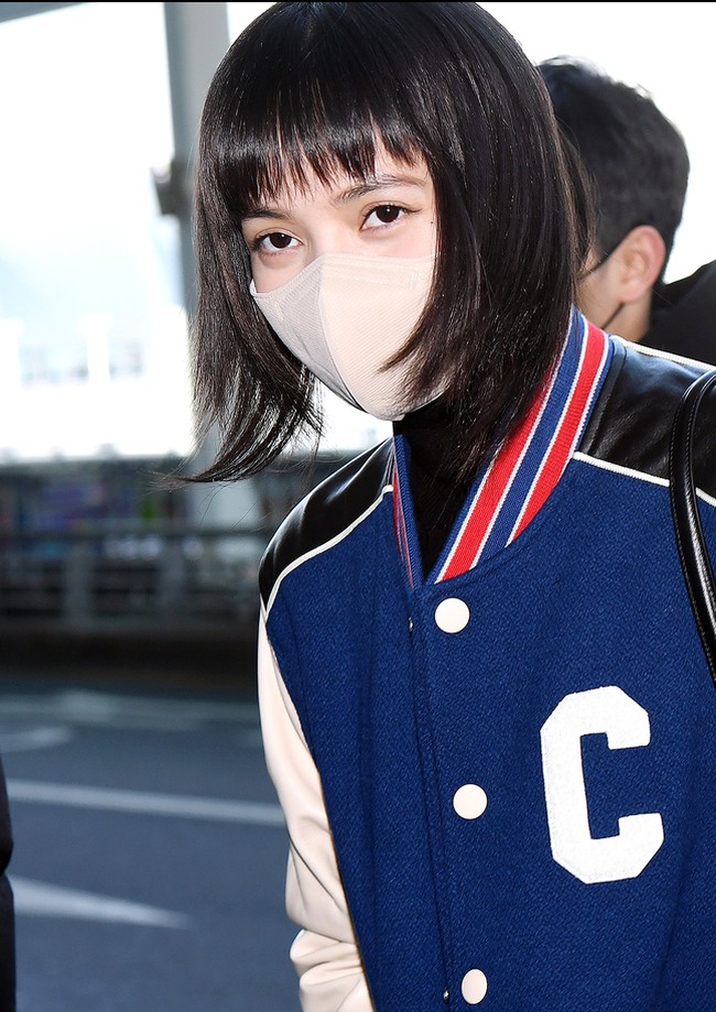 8 Foto Lisa BLACKPINK dengan Potongan Rambut Baru, Manglingi Fans