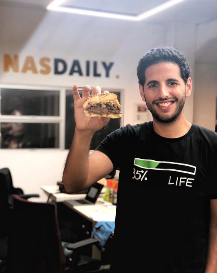 Aksi Nas Daily Saat Cicip Tempe hingga Burger Termahal di Dunia