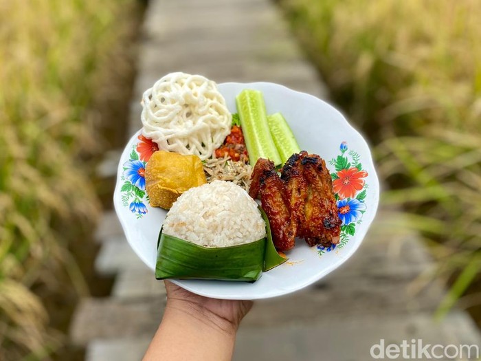 Makan di Restoran Ini Seperti di Rumah Nenek dengan Pemandangan Sawah