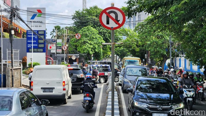 Rambu Larangan Putar Balik Cuma Jadi 'Pajangan' di Jalan Veteran Jaksel