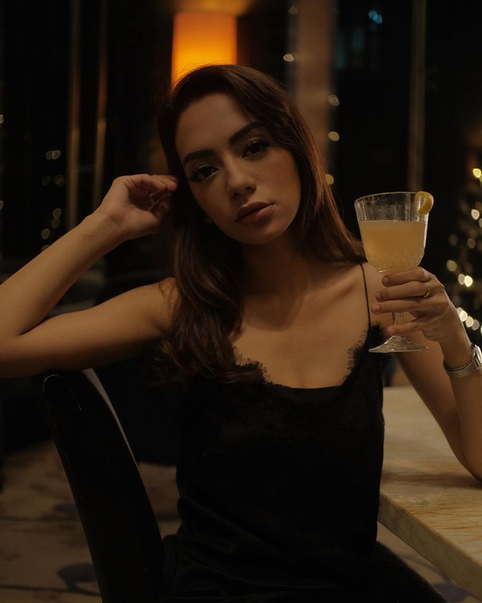 Cantiknya DJ Freya saat Menikmati Floating Breakfast di Bali