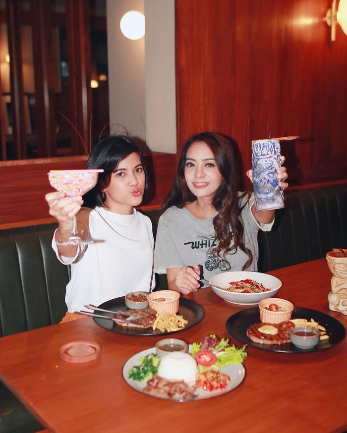 Cantiknya DJ Freya saat Menikmati Floating Breakfast di Bali