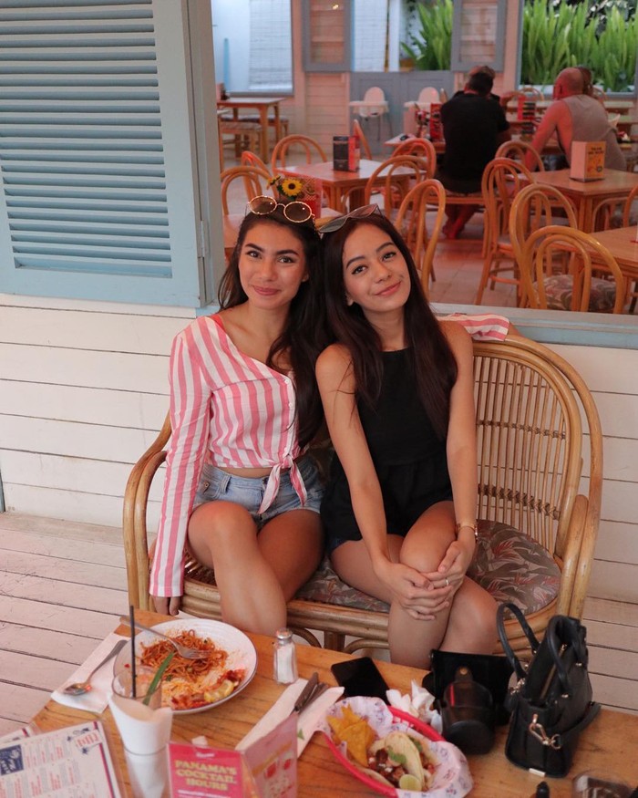 Cantiknya DJ Freya saat Menikmati Floating Breakfast di Bali