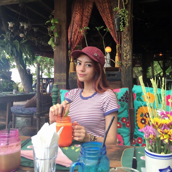 Cantiknya DJ Freya saat Menikmati Floating Breakfast di Bali