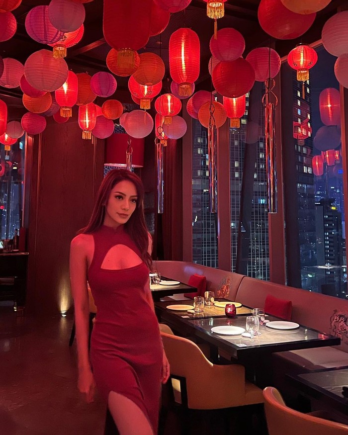 Cantiknya DJ Freya saat Menikmati Floating Breakfast di Bali