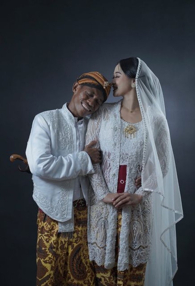 8 Foto Pengantin Jawa Viral, Beda Warna Kulit Bukti Cinta Tak Pandang Fisik