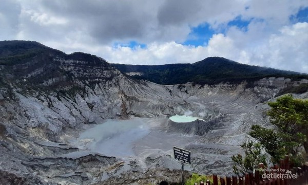Gunung Tangkuban Parahu dengan 13 Kawah Eksotis