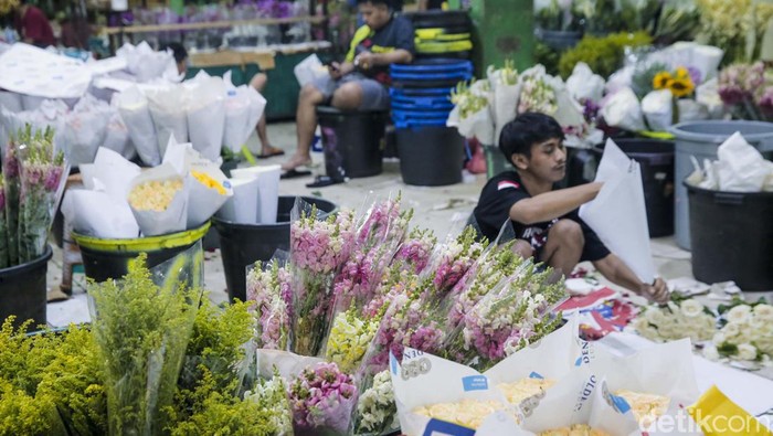 Jelang Valentine, Warga Berburu Bunga di Pasar Rawa Belong