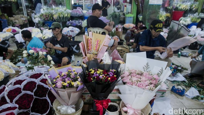 Jelang Valentine, Warga Berburu Bunga di Pasar Rawa Belong