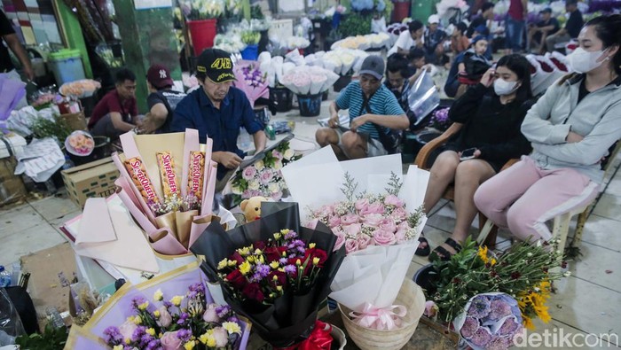 Jelang Valentine, Warga Berburu Bunga di Pasar Rawa Belong