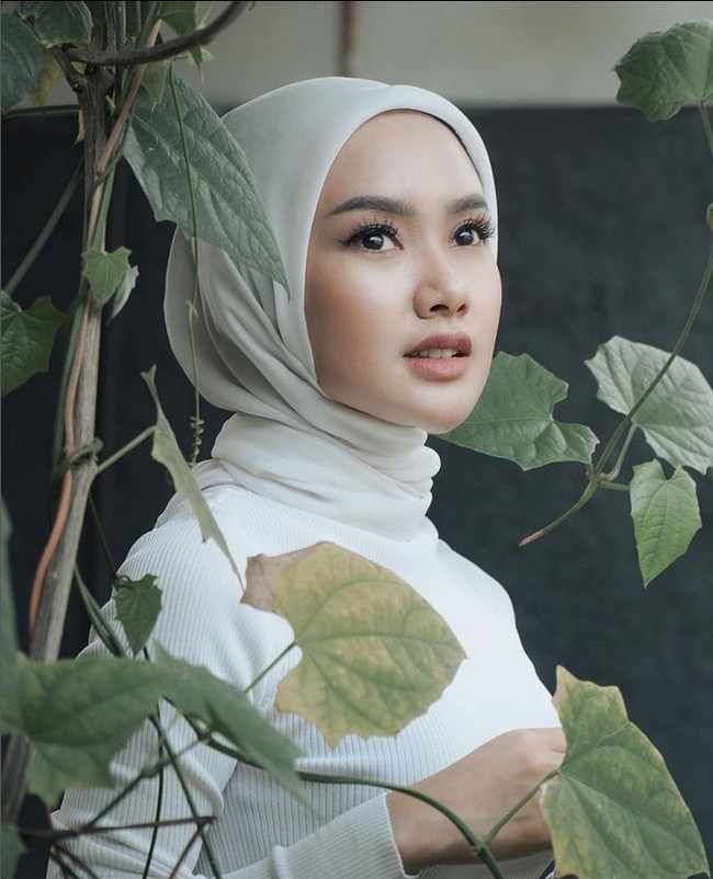 8 Foto Transformasi Gaya Hijab Cita Citata, Kini Terlihat Poni dan Leher