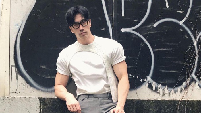 10 Potret Awet Muda Chuando Tan di Usia 56 Tahun, Sugar Daddy Banget!