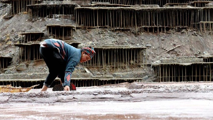 Aktivitas Tambak Garam di China yang Usianya 1.000 Tahun