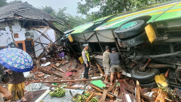 Bus Wisata Rombongan TK yang Terguling-Tabrak Rumah di Pasuruan Dievakuasi Bus Wisata Rombongan TK yang Terguling-Tabrak Rumah di Pasuruan Dievakuasi
