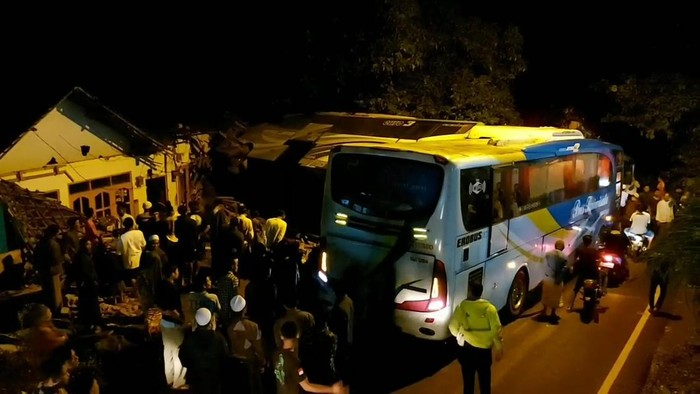 Penampakan Bus Wisata Terguling Hancurkan Rumah-Musala di Prigen Pasuruan