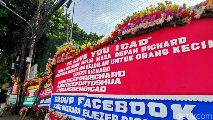 PN Jaksel Dibanjiri Karangan Bunga Dukungan untuk Eliezer Jelang Vonis PN Jaksel Dibanjiri Karangan Bunga Dukungan untuk Eliezer Jelang Vonis
