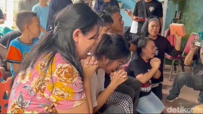 Tangis Haru Keluarga Usai Richard Eliezer Divonis Ringan di Kasus Yosua Tangis Haru Keluarga Usai Richard Eliezer Divonis Ringan di Kasus Yosua