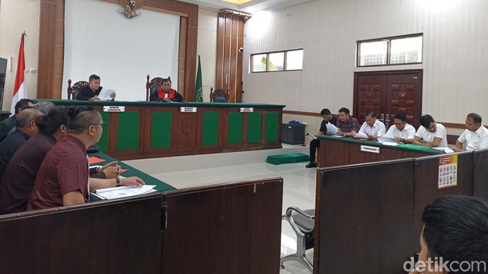 Polda Jatim Tolak Gugatan Status Tersangka Eks Wali Kota Blitar Samanhudi Polda Jatim Tolak Gugatan Status Tersangka Eks Wali Kota Blitar Samanhudi