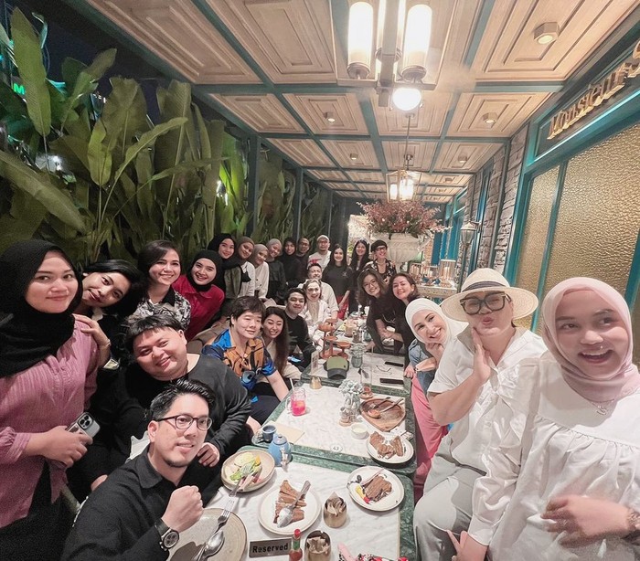 Begini Serunya Aming Saat Kumpul Bersama Teman Kulineran