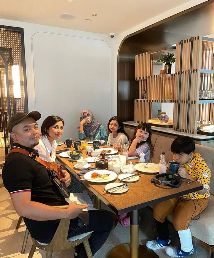 Usai Jalani Operasi, Mama Amy Ajak Cucu Kulineran ke Bali