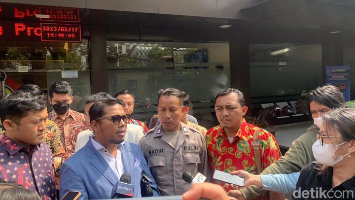 Bripka Madih Laporkan Kabid Humas Polda Metro ke Propam Polri Bripka Madih Laporkan Kabid Humas Polda Metro ke Propam Polri