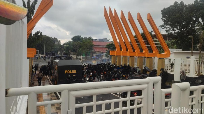 Sederet Potret Bentrok Suporter dan Polisi di Stadion Jatidiri Semarang Sederet Potret Bentrok Suporter dan Polisi di Stadion Jatidiri Semarang