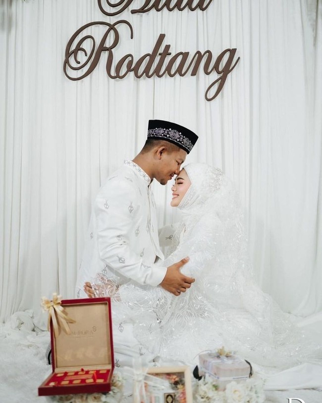 Pernikahan Raja Muay Thai yang Jadi Mualaf, Gayanya Pakai Peci Jadi Sorotan