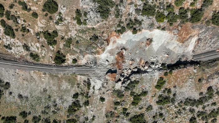Potret Aerial Rekahan Bumi Imbas Gempa Turki M7,8 Potret Aerial Rekahan Bumi Imbas Gempa Turki M7,8