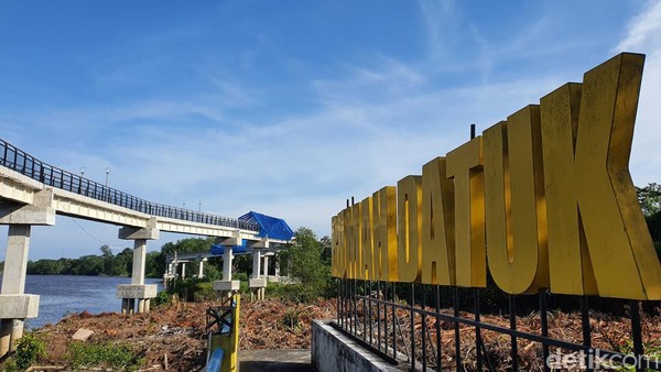 Terpesona Indahnya Skywalk dengan Lampu Dansa di Siak Riau
