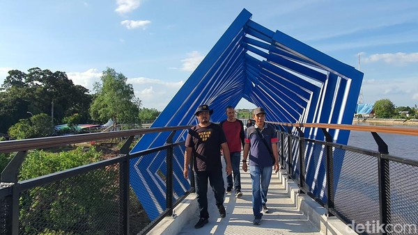 Terpesona Indahnya Skywalk dengan Lampu Dansa di Siak Riau