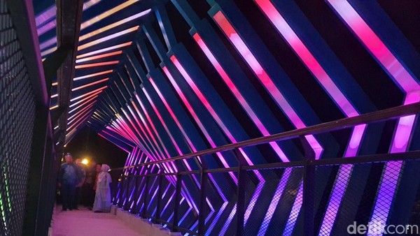 Terpesona Indahnya Skywalk dengan Lampu Dansa di Siak Riau