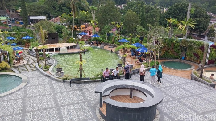 Asyiknya Kungkum Bareng di Whirpool Songgoriti Hot Spring Kota Batu Asyiknya Kungkum Bareng di Whirpool Songgoriti Hot Spring Kota Batu