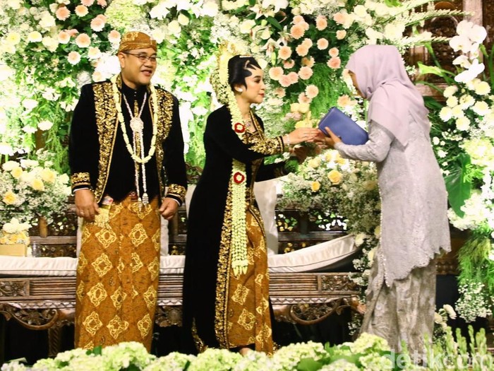 Potret Bahagia Pernikahan Adik Ipar Jokowi Di Surabaya