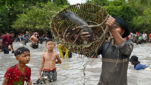Serunya Tradisi Menangkap Ikan di Kamboja