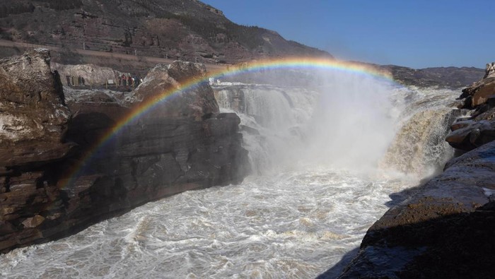 Indahnya Semburat Pelangi Terbit di Atas Air Terjun di China