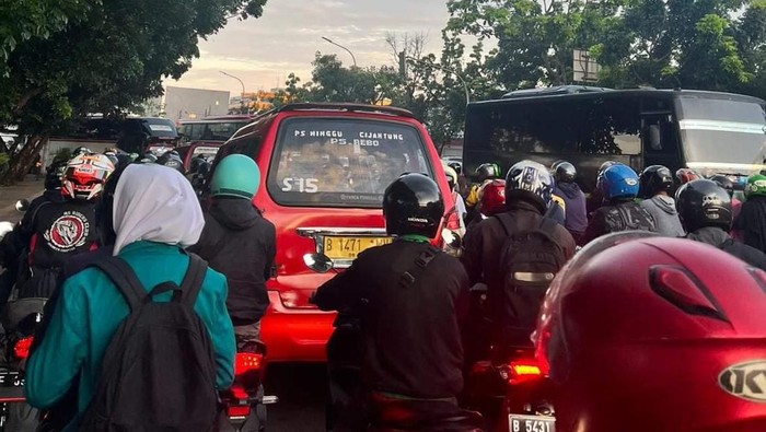 Lampu Merah Mati, Lalin di Bawah Flyover Pasar Rebo Macet Lampu Merah Mati, Lalin di Bawah Flyover Pasar Rebo Macet