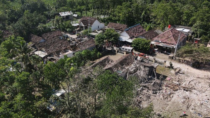 Puluhan Rumah di Blitar Porak-poranda Gegara Ledakan Petasan Puluhan Rumah di Blitar Porak-poranda Gegara Ledakan Petasan
