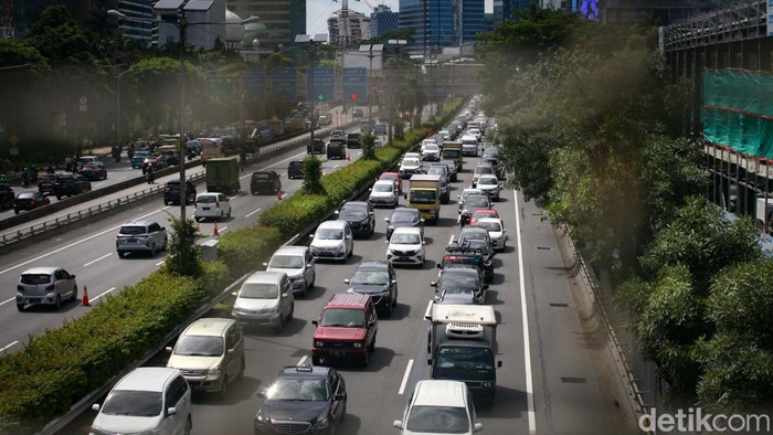 Potret Tol Dalkot Arah Semanggi yang Macet Banget Pagi Ini