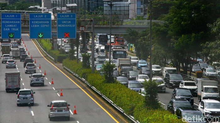 Potret Tol Dalkot Arah Semanggi yang Macet Banget Pagi Ini