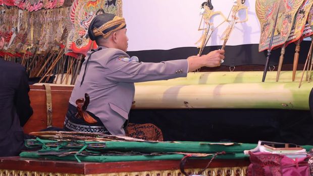 'Wayangkamtibmas', Aksi Bripka Sutrisno Edukasi Warga Desa Lewat Budaya 'Wayangkamtibmas', Aksi Bripka Sutrisno Edukasi Warga Desa Lewat Budaya