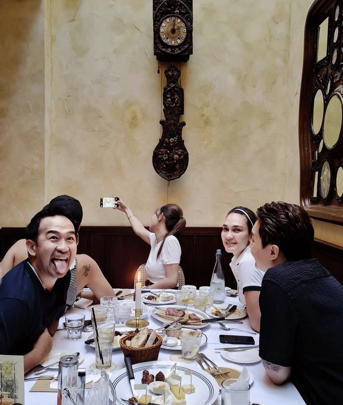 Bahagianya Iwet Ramadhan Saat Makan Bareng Geng Menteri Ceria