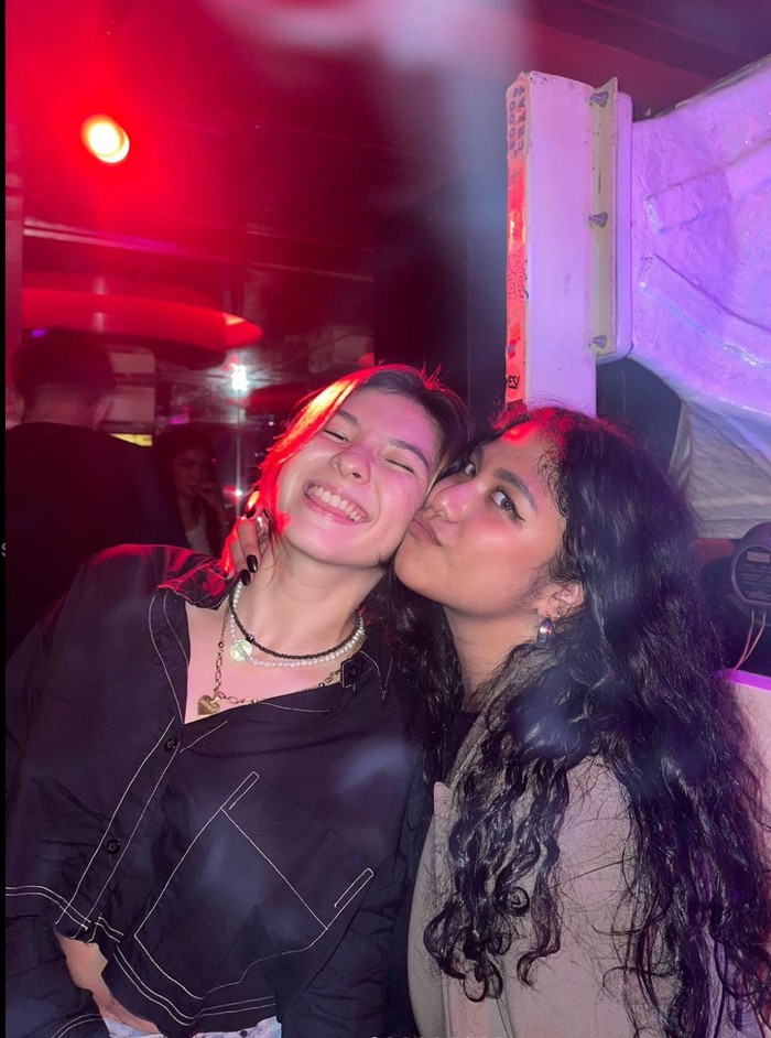 Penampakan Putri Ruth Sahanaya yang Ciuman dengan Wanita di Kelab