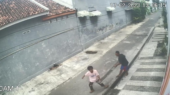 Viral Bikin Maling di Probolinggo Kembalikan Penutup Selokan yang Dicurinya Viral Bikin Maling di Probolinggo Kembalikan Penutup Selokan yang Dicurinya