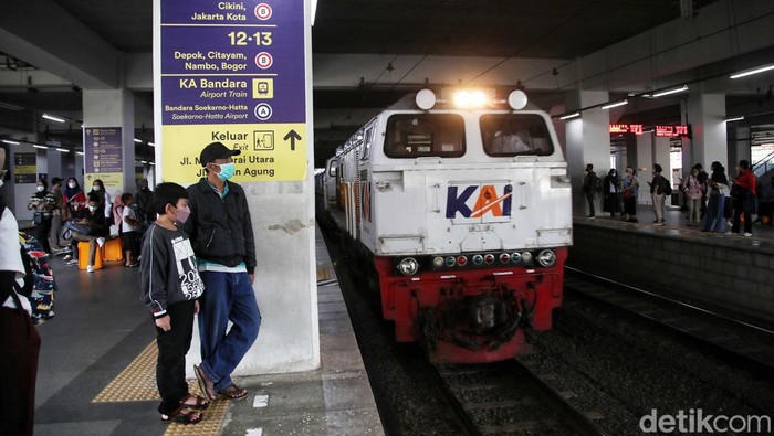 Melihat Pilar Besar Stasiun Manggarai yang Dikeluhkan Anker
