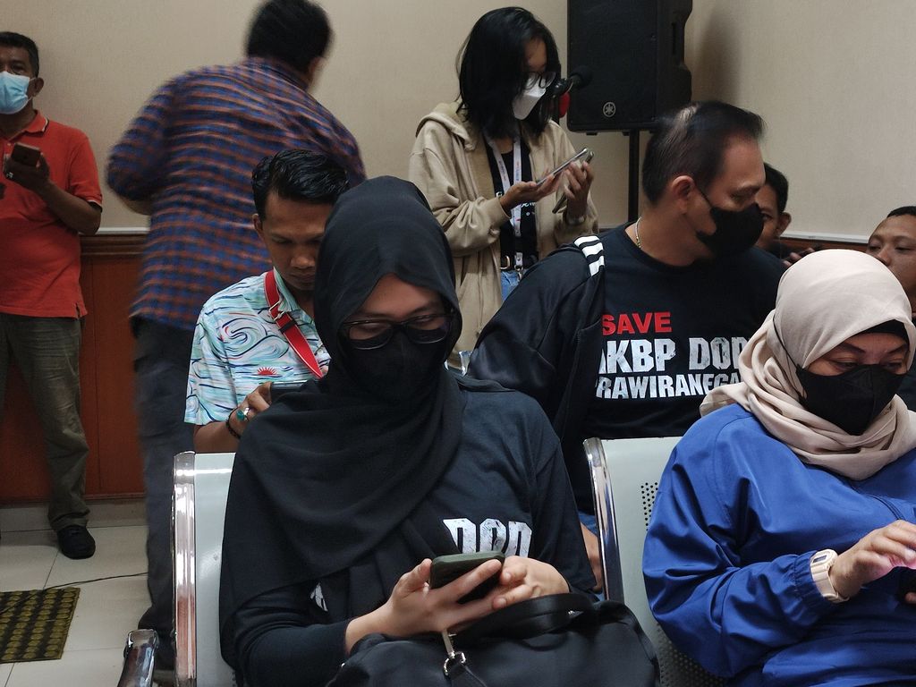 Hadiri Sidang Kasus Narkoba, Keluarga AKBP Dody Pakai Kaus #SaveAKBPDody Hadiri Sidang Kasus Narkoba, Keluarga AKBP Dody Pakai Kaus #SaveAKBPDody