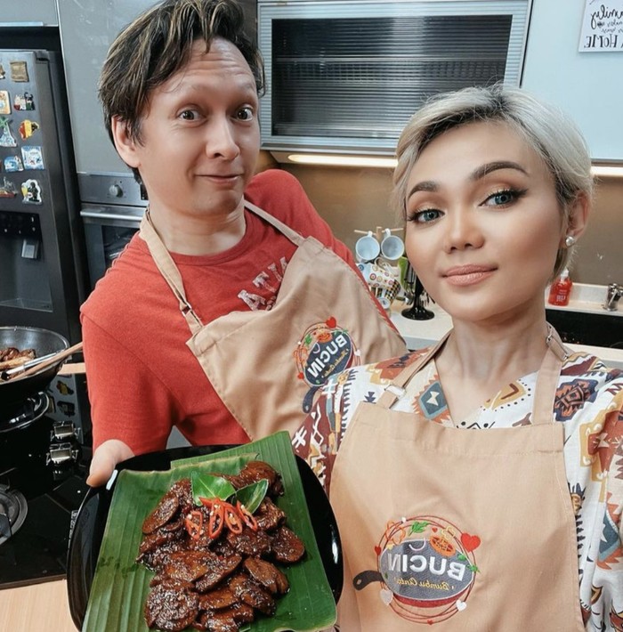 Intip Mesranya Rina Nose Saat Masak dan Kulineran Bareng Suami