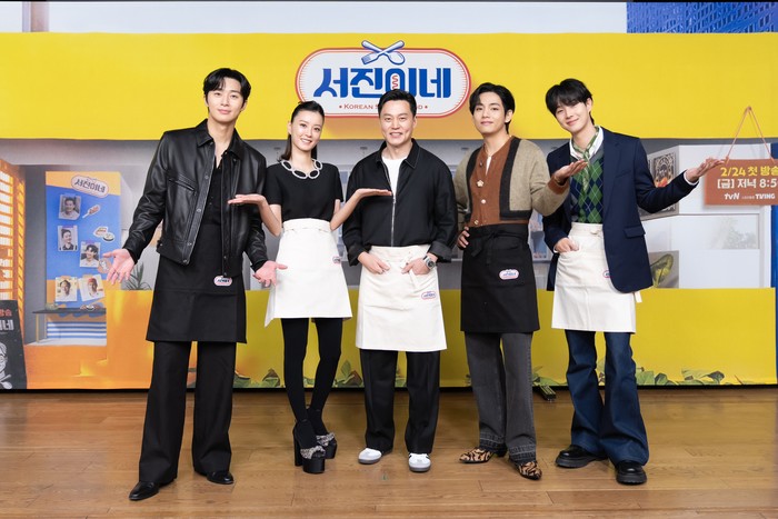 Potret V BTS Siap Jadi Pelayan Restoran di Jinny's Kitchen
