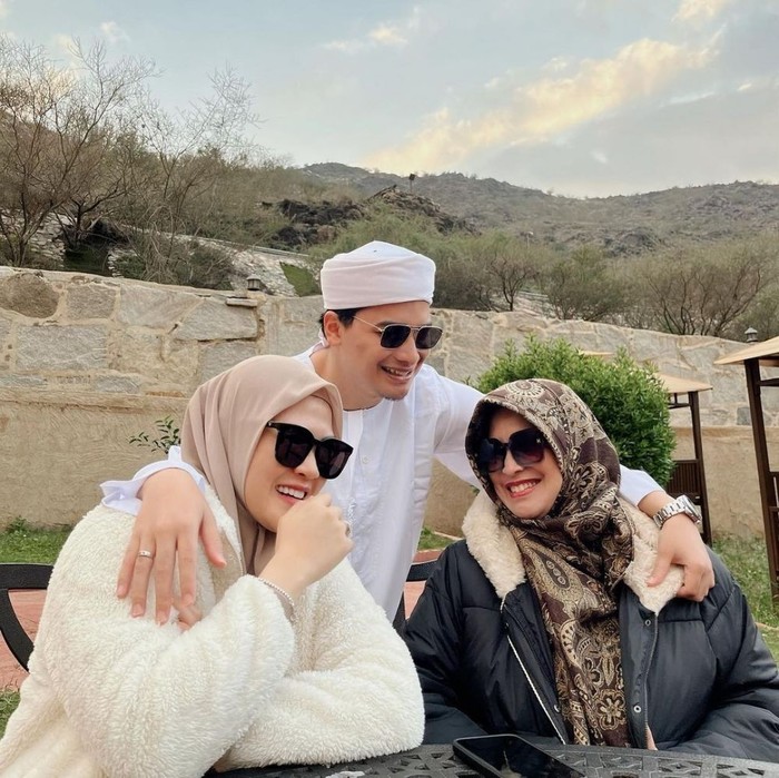 7 Momen Kebersamaan Putra Arifin Ilham dan Ibunya yang Nikah Lagi