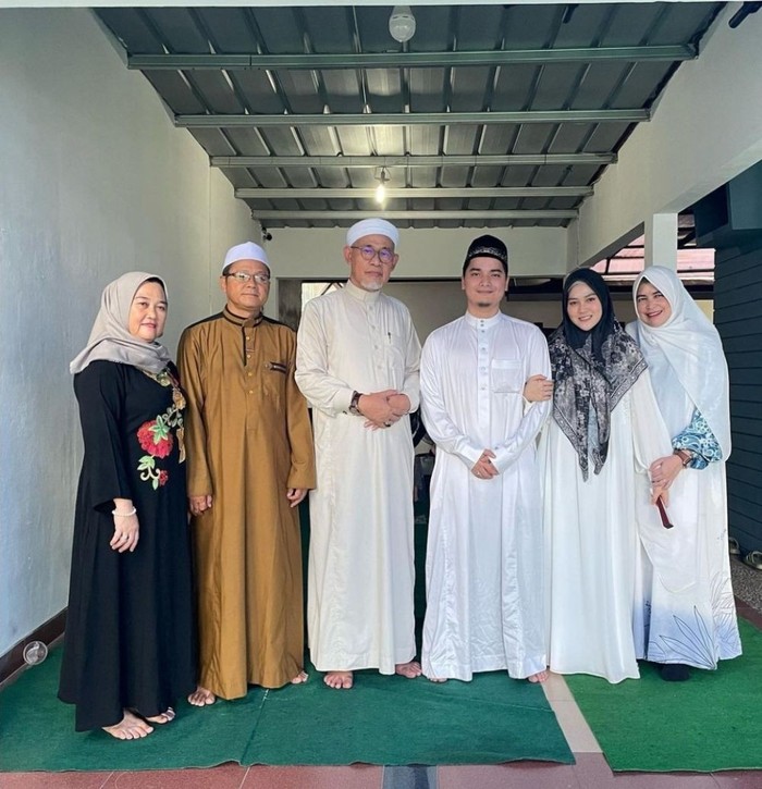 7 Momen Kebersamaan Putra Arifin Ilham dan Ibunya yang Nikah Lagi