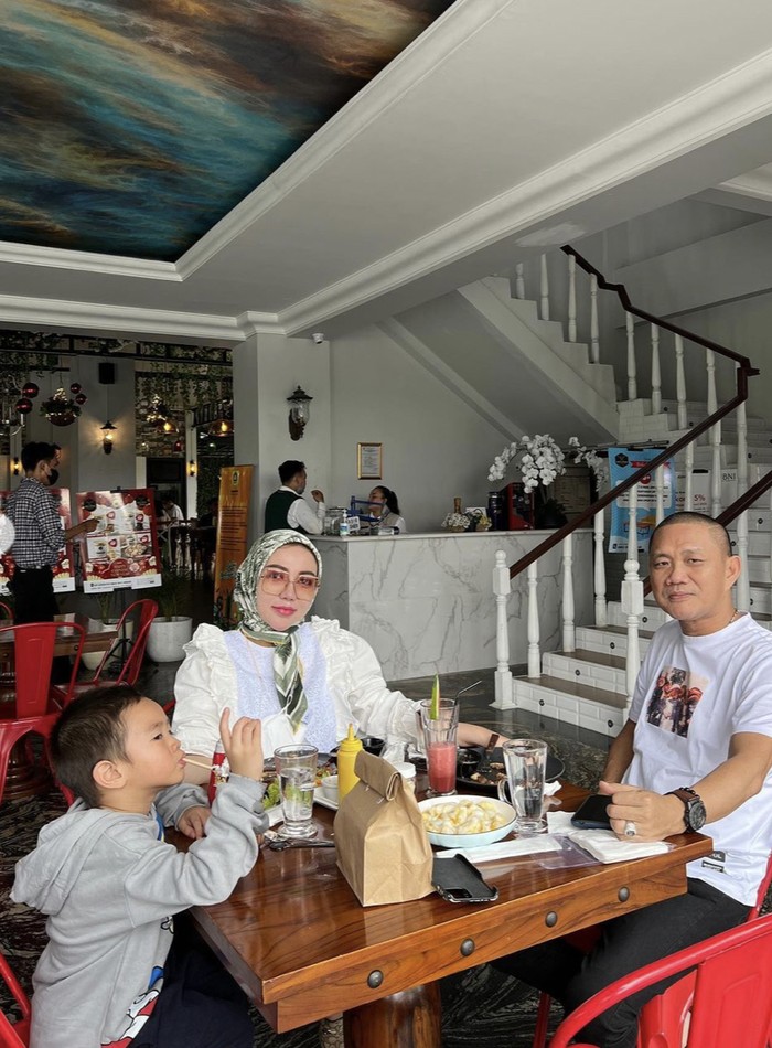 Bella Shofie Kompak Kulineran Bareng Keluarga, Ini Potret Manisnya